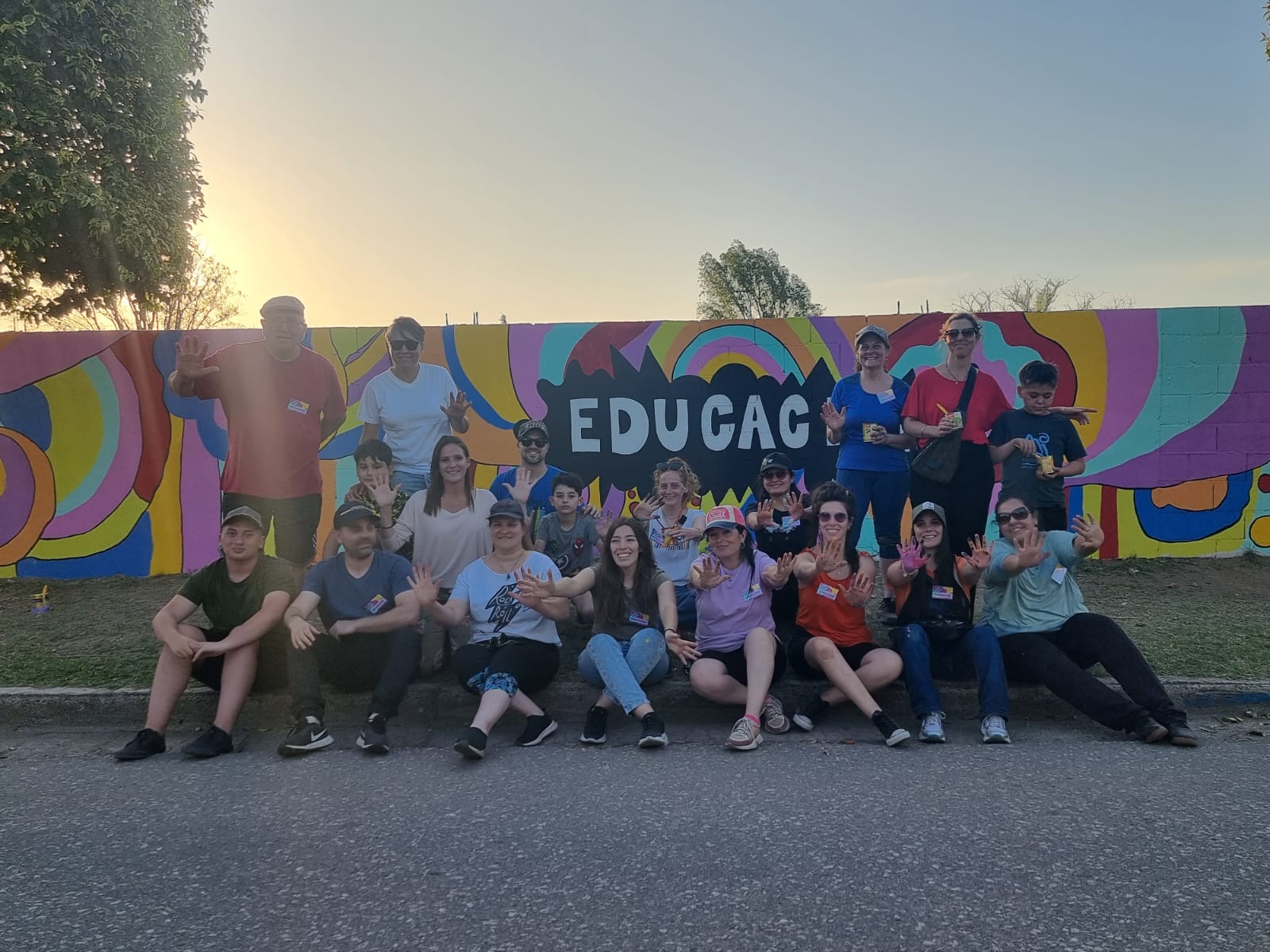 Instituciones y público en general se sumaron al gran mural comunitario ...